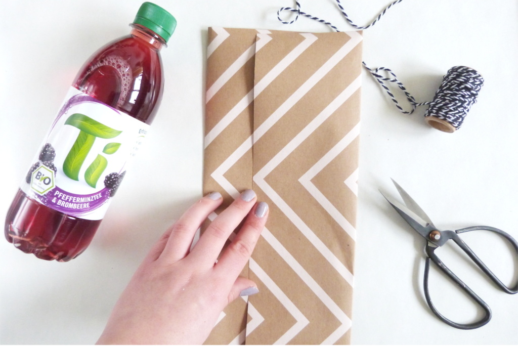 DIY Flasche verpacken: Papiertüte und Papierrosetten selbermachen ...