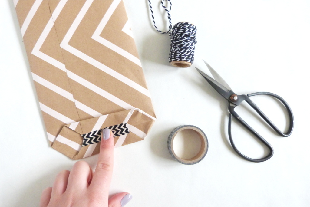 DIY Flasche verpacken: Papiertüte und Papierrosetten selbermachen ...